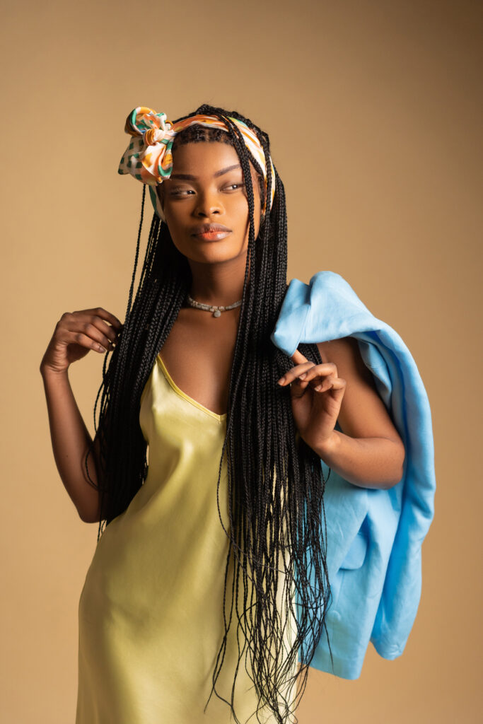 Coiffure africaine : voici comment faire une tresse collée demi-tête